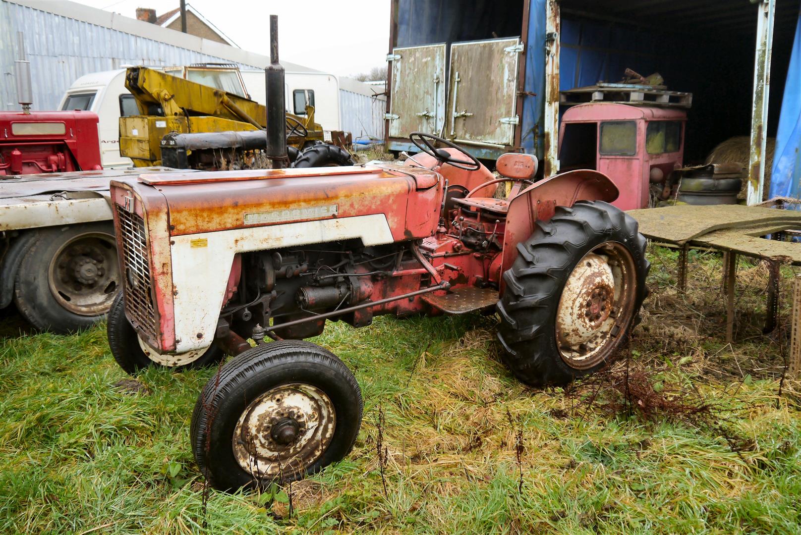 INTERNATIONAL 276 diesel TRACTOR Reg. No. OFW 495G Serial No. 2040 A ...