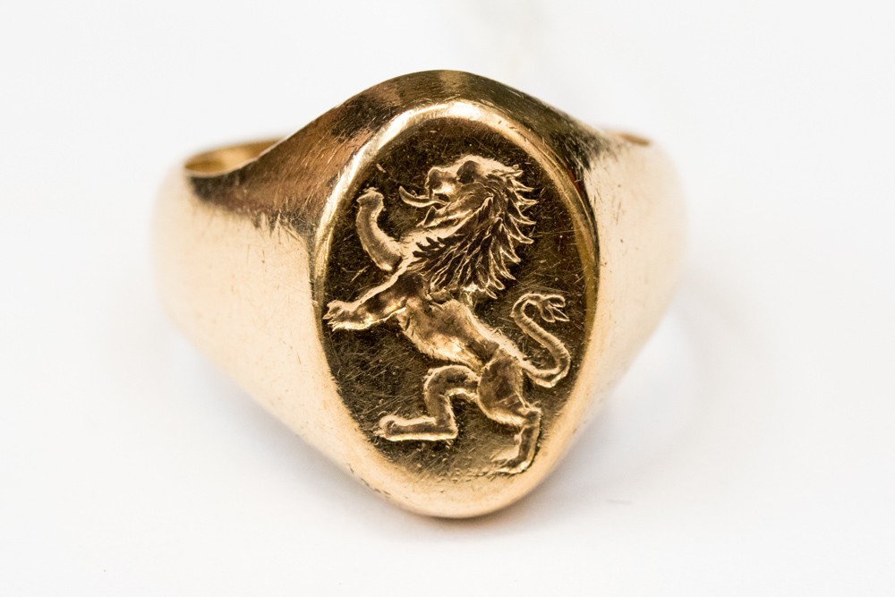A gentleman's 9ct gold seal ring, with lion rampant engraved design to ...