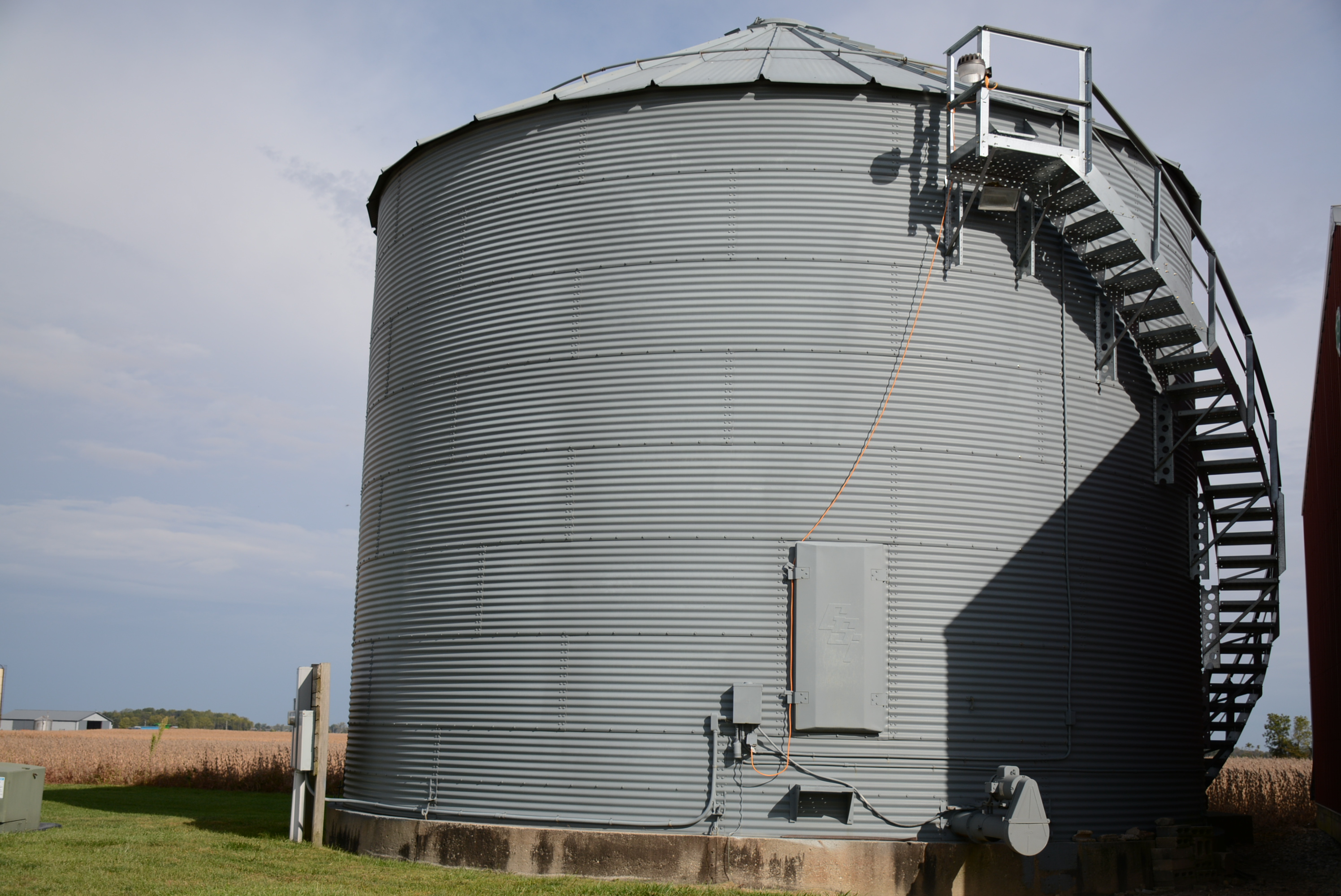 30x22 steel ring grain bin w/ new ladders