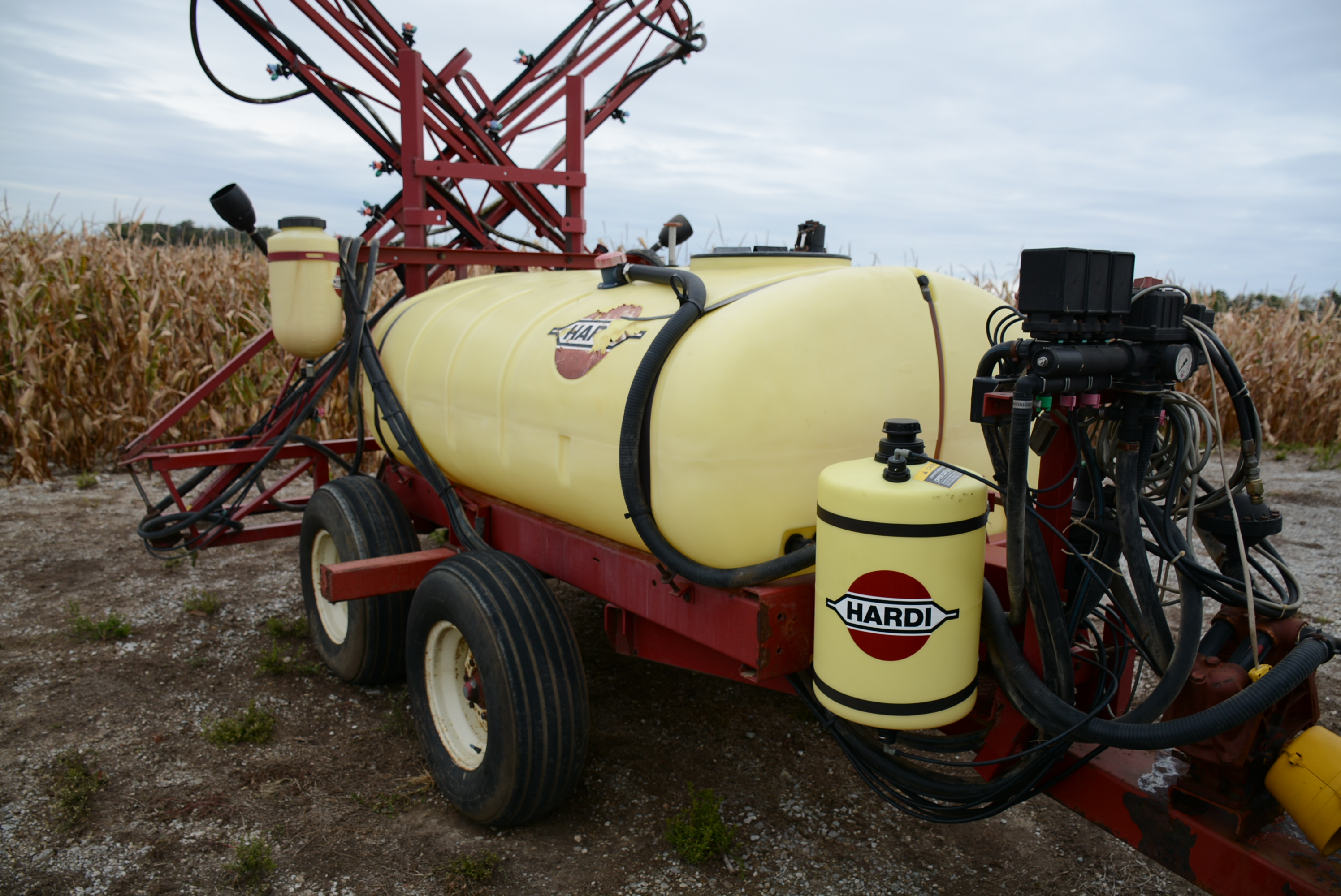 Hardi sprayer w/500 gal. tank 45' booms