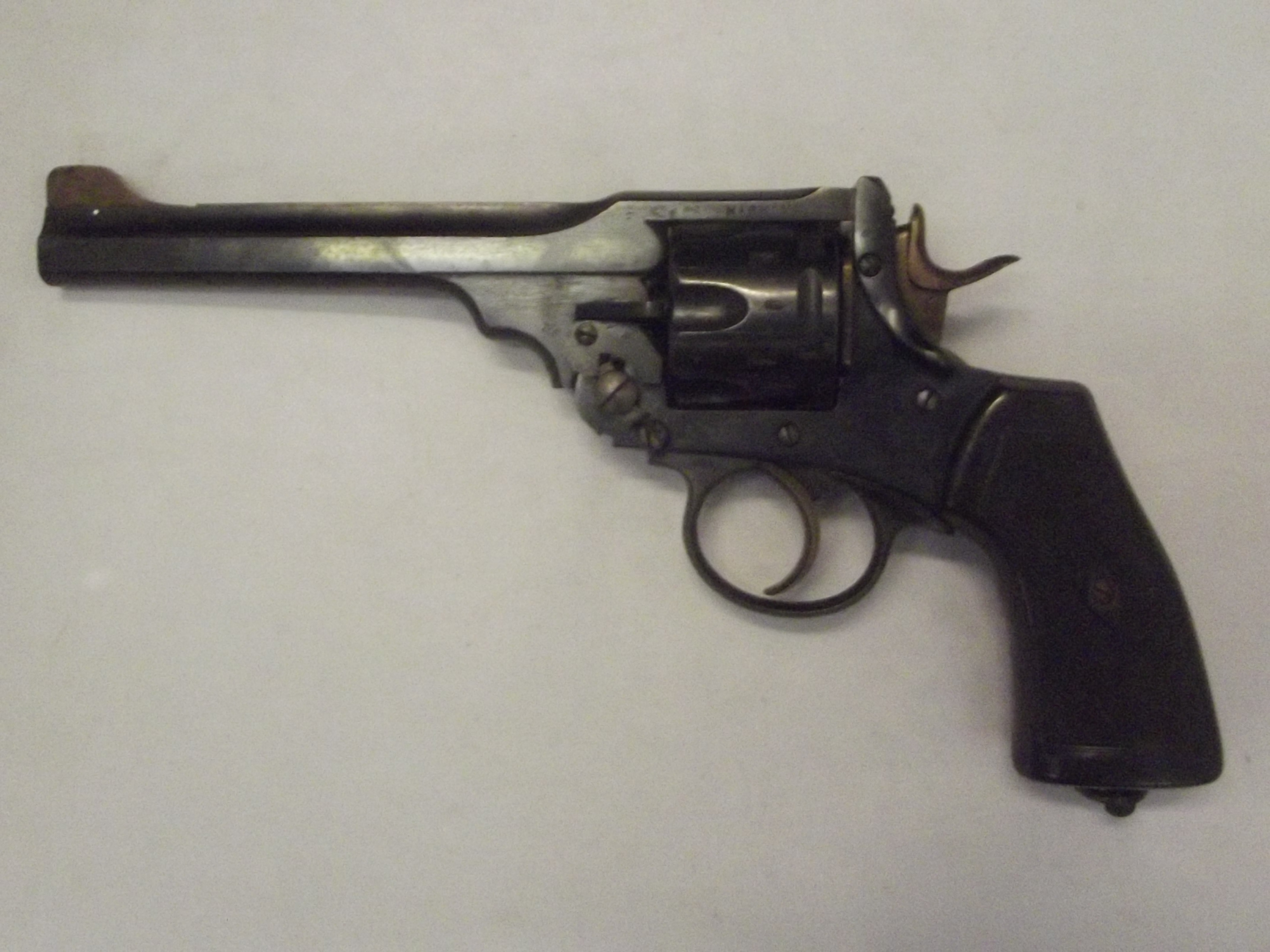 Revolver-Webley .455 Mk VI (deactivated), dated 1918, checkered stock ...
