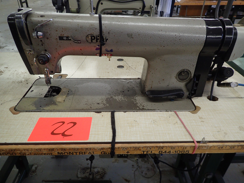 PFAFF MOD. 463-34/01-900/57-BS SEWING MACHINE W/ TABLE