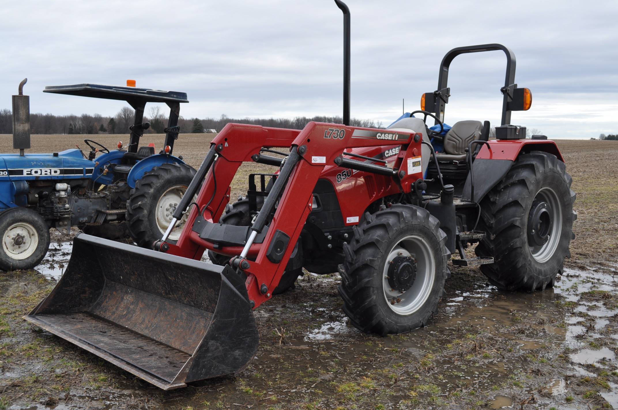 Case IH Farmall 85U MFWD tractor with L730 loader, 1473 hrs, 12 sp ...