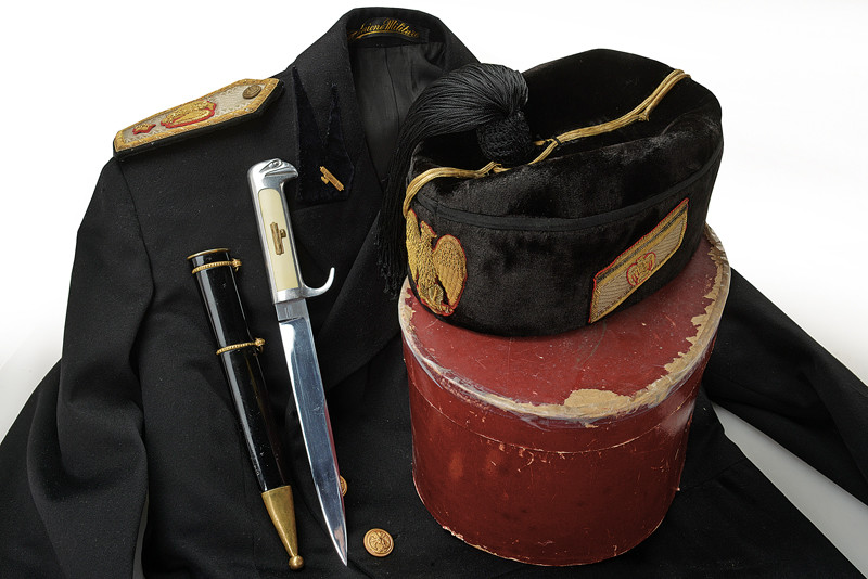 A MVSN general's uniform dating: second quarter of the 20th ...