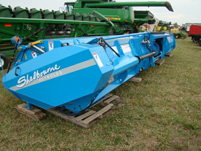 Lot 4: 2013 Shelbourne stripper header 32ft for wheat & small seeds ...