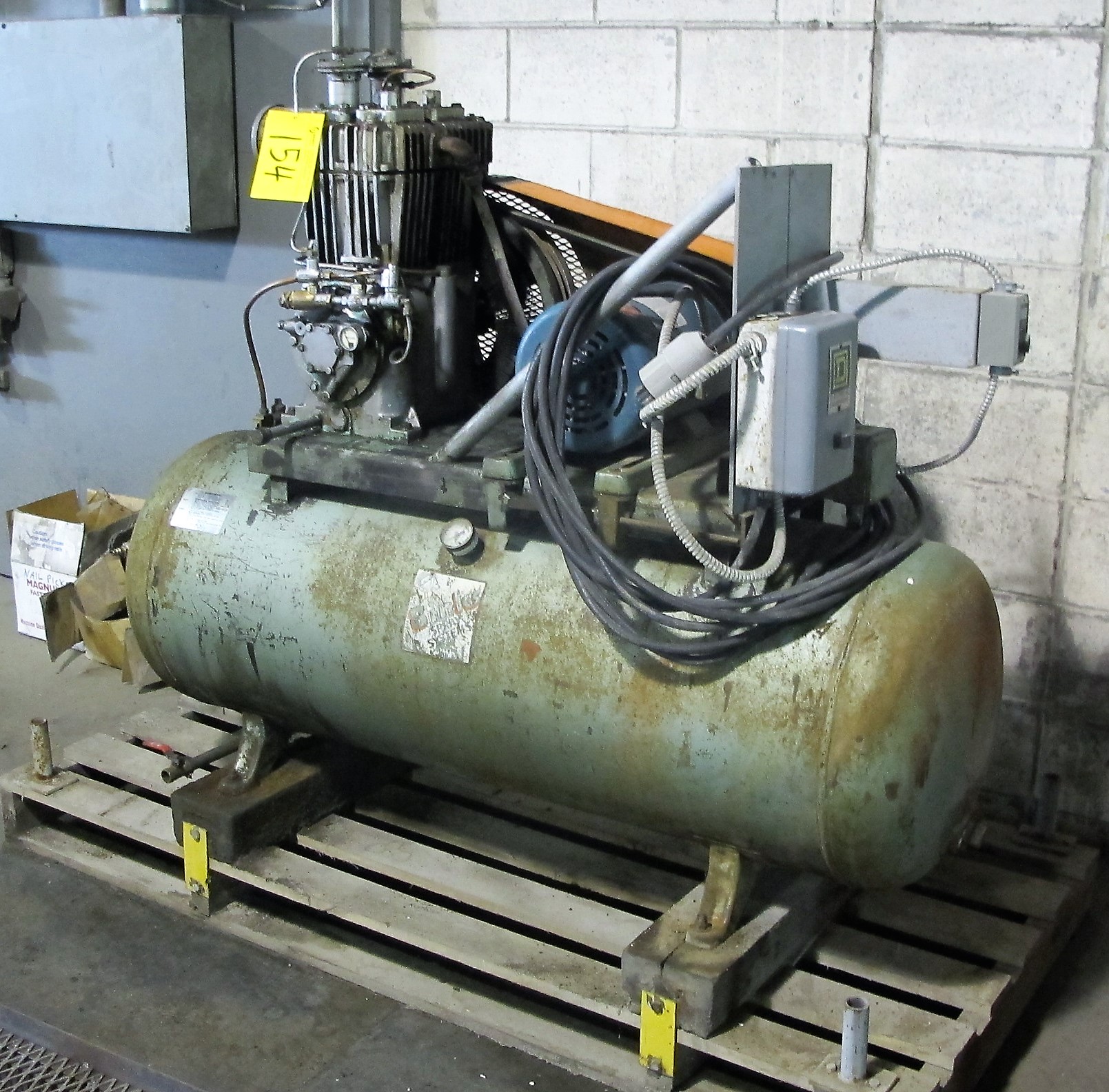 BINKS 5HP TANK TYPE AIR COMPRESSOR