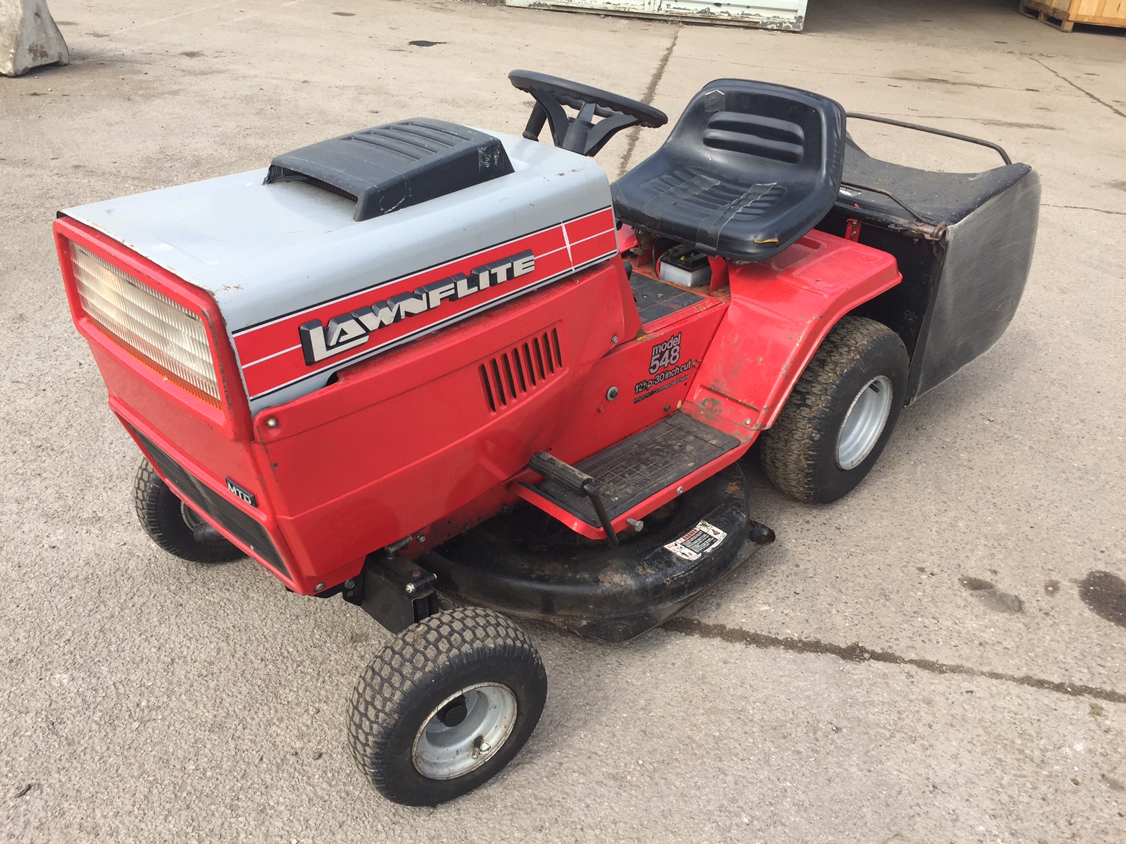 K - MTD LAWNFLITE MODEL 548 12HP-30 INCH CUT RIDE-ON PETROL MOWER 30 ...