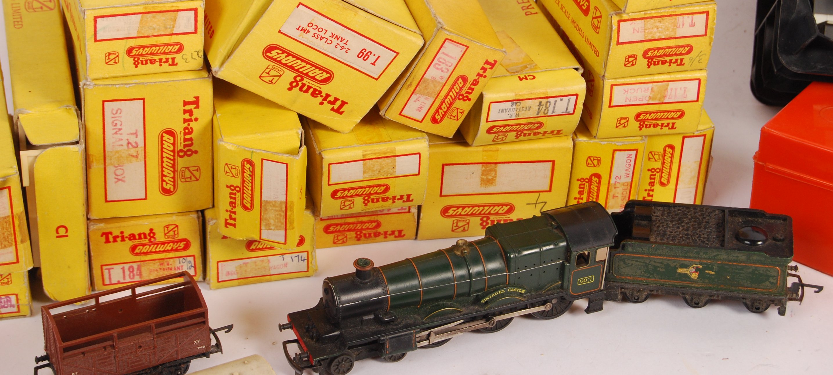 An interesting large collection of vintage Tri-ang / Triang Railways TT ...