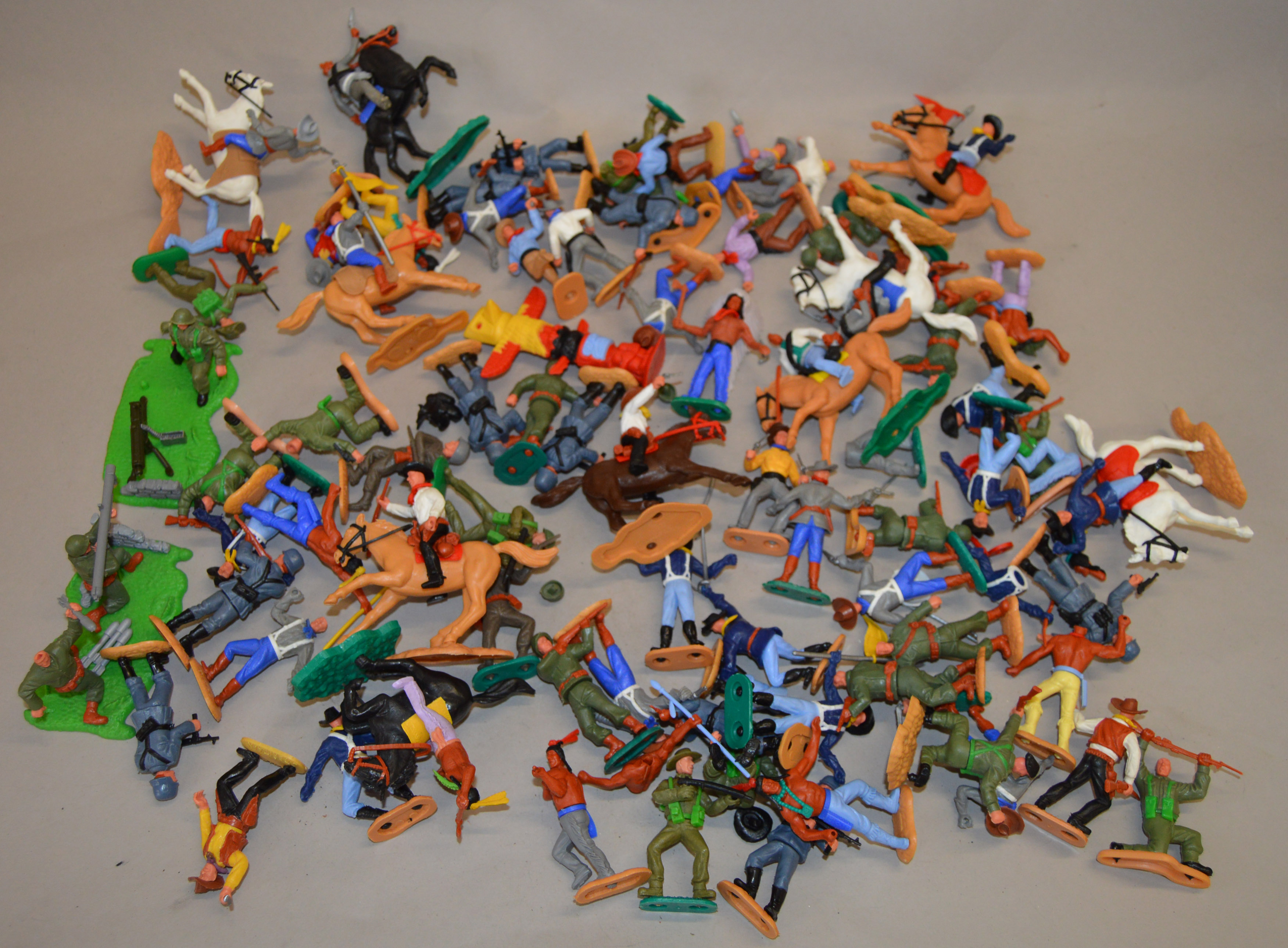 Good selection of Timpo plastic figures, includes soldiers and Western ...