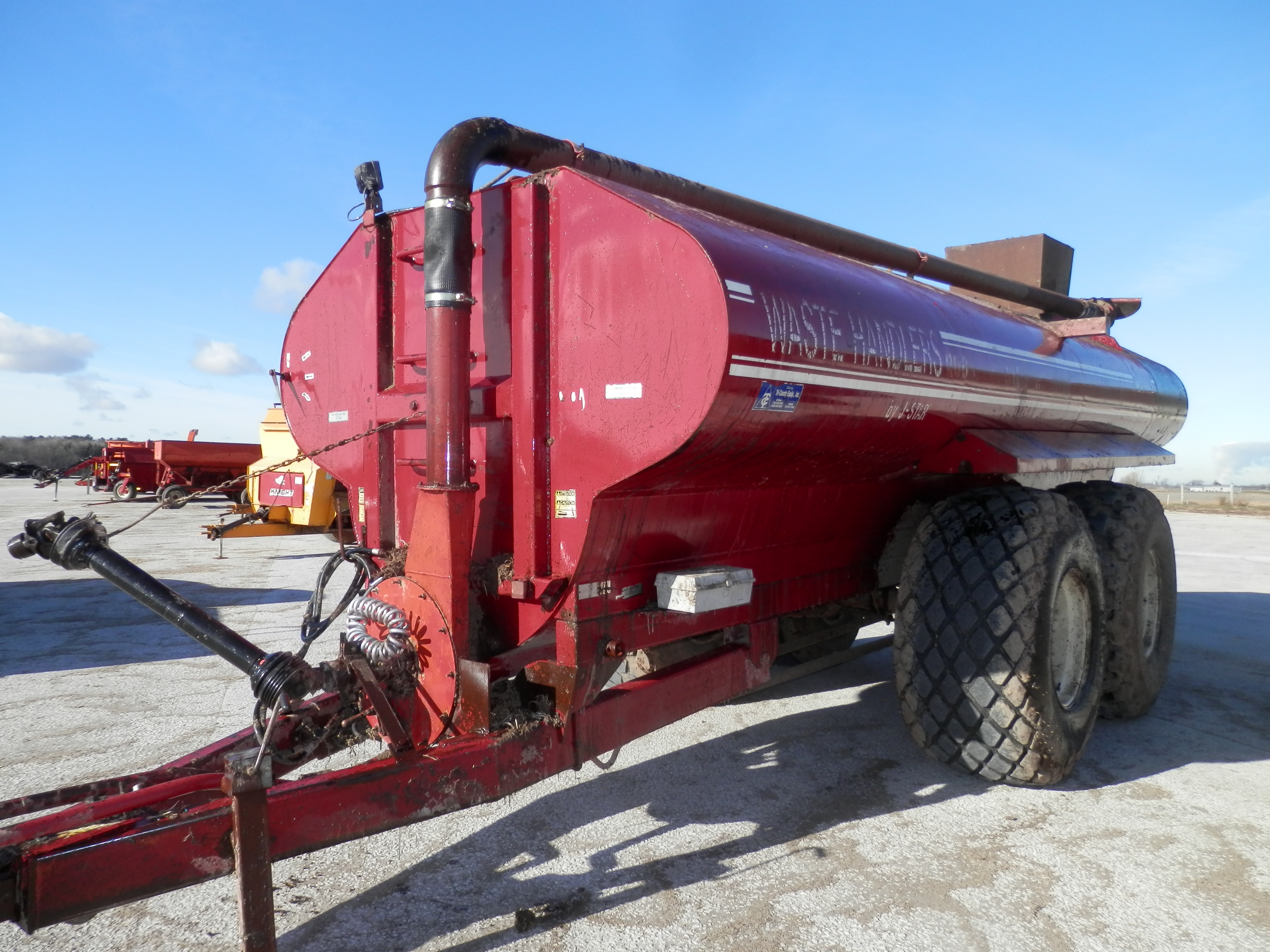JAMESWAY 5600 GAL. MANURE TANKER, Rear Discharge and good 60% Rubber.