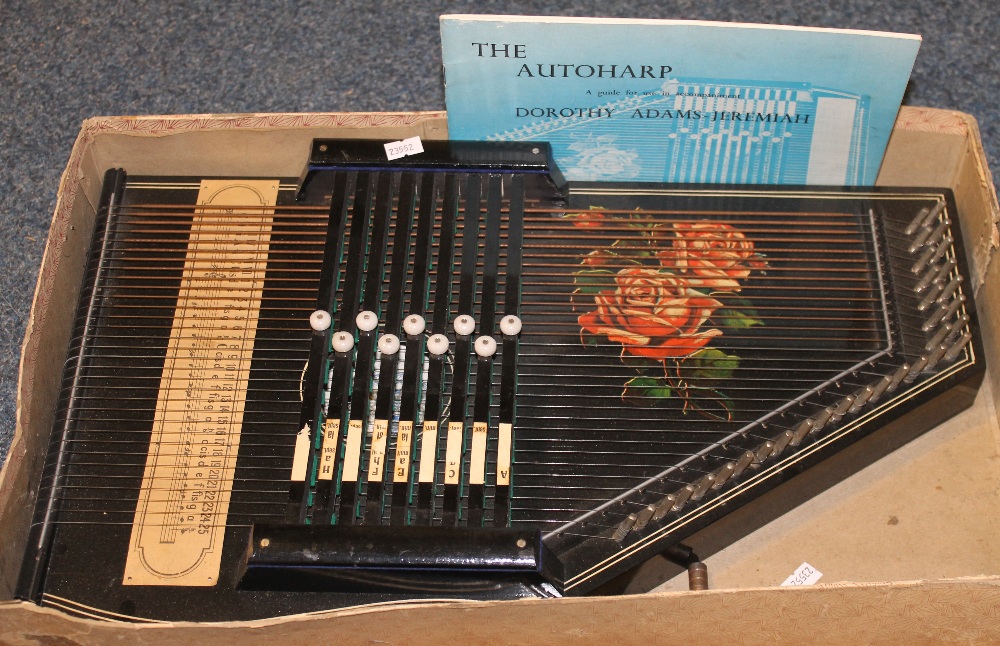 Vintage auto harp with manual. (B.P. 24% incl. VAT)