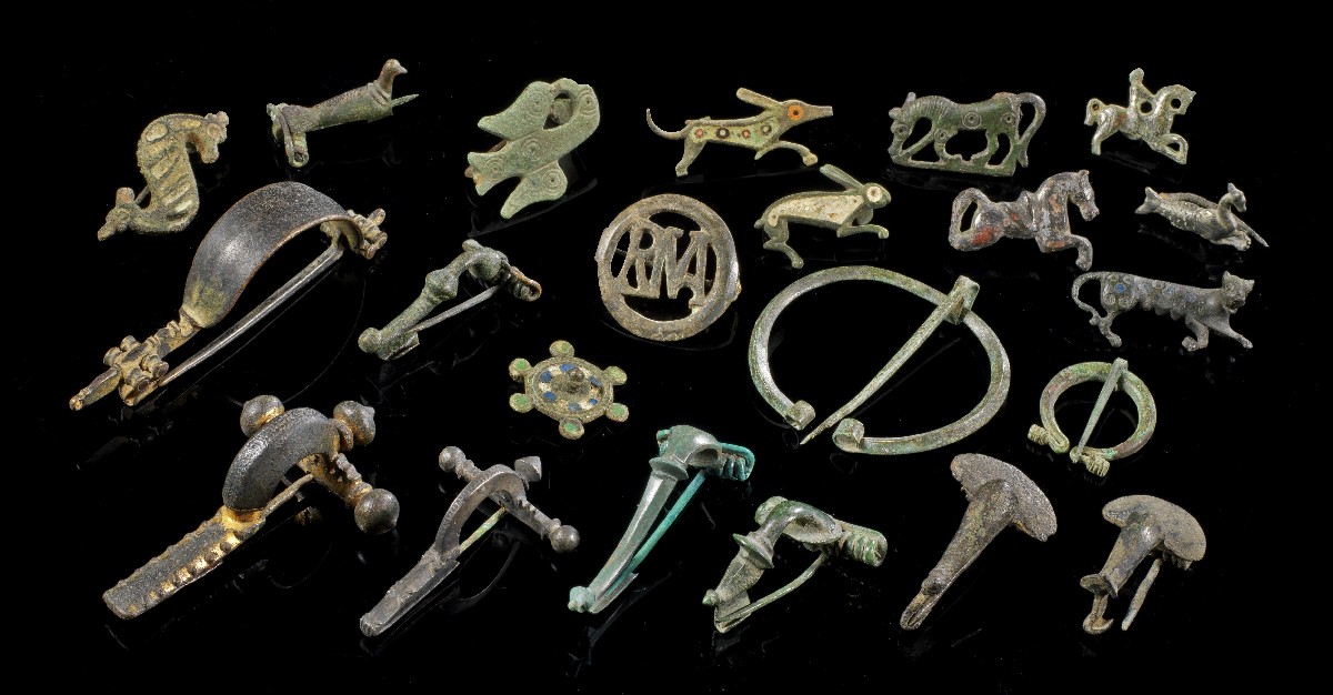 Sammlung römischer Fibeln. 1. Jh. v. - 4. Jh. n. Chr. Darunter eine ...