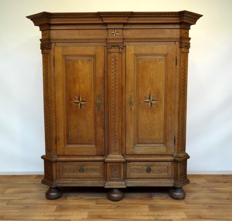 Duitse kast 18e eeuw Duitse barok kast met geprofileerde kap versierd ...