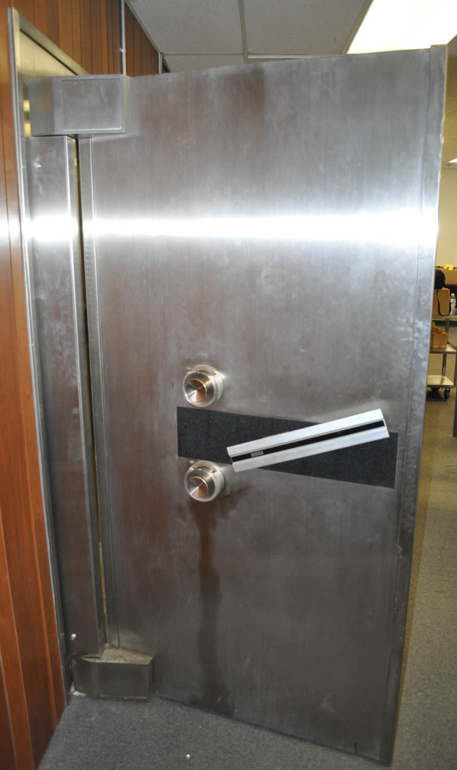 DIEBOLD WALK IN VAULT MODULAR DESIGN INSIDE SAFE DOOR, SIZE 77'' X 36 ...