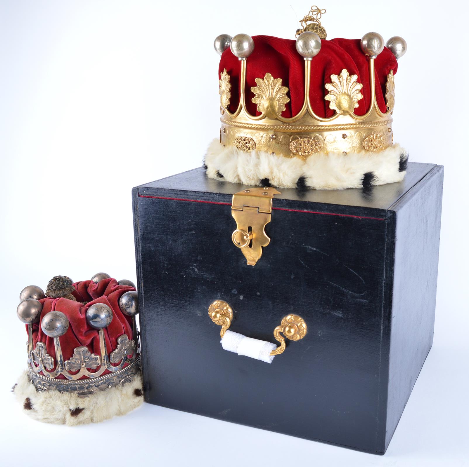 The coronets of a British Earl and Countess, the Earl's in gilt metal ...