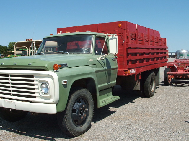 Lot 860 1969 Ford F600 Grain Truck w/16' Bed & Hoist- Nice
