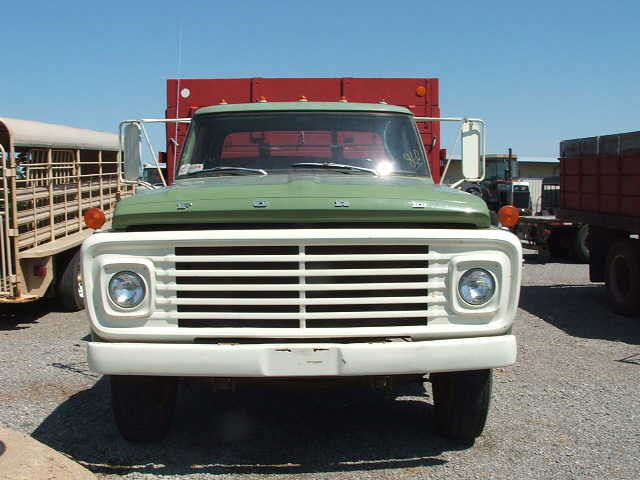 Lot 860 1969 Ford F600 Grain Truck w/16' Bed & Hoist- Nice