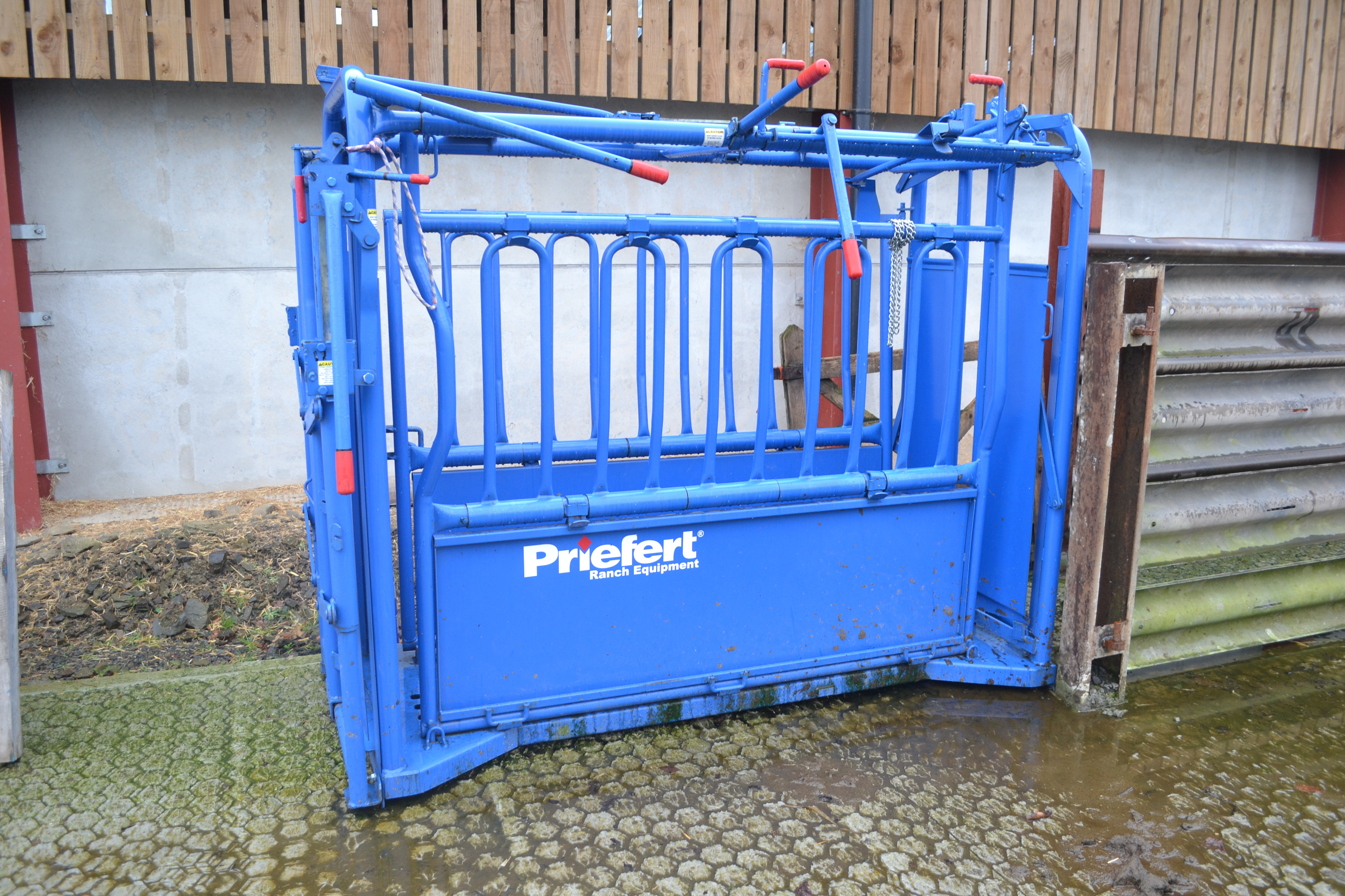 PRIEFERT RANCH CATTLE CRUSH S04 - SQUEEZE CHUTE, 2014