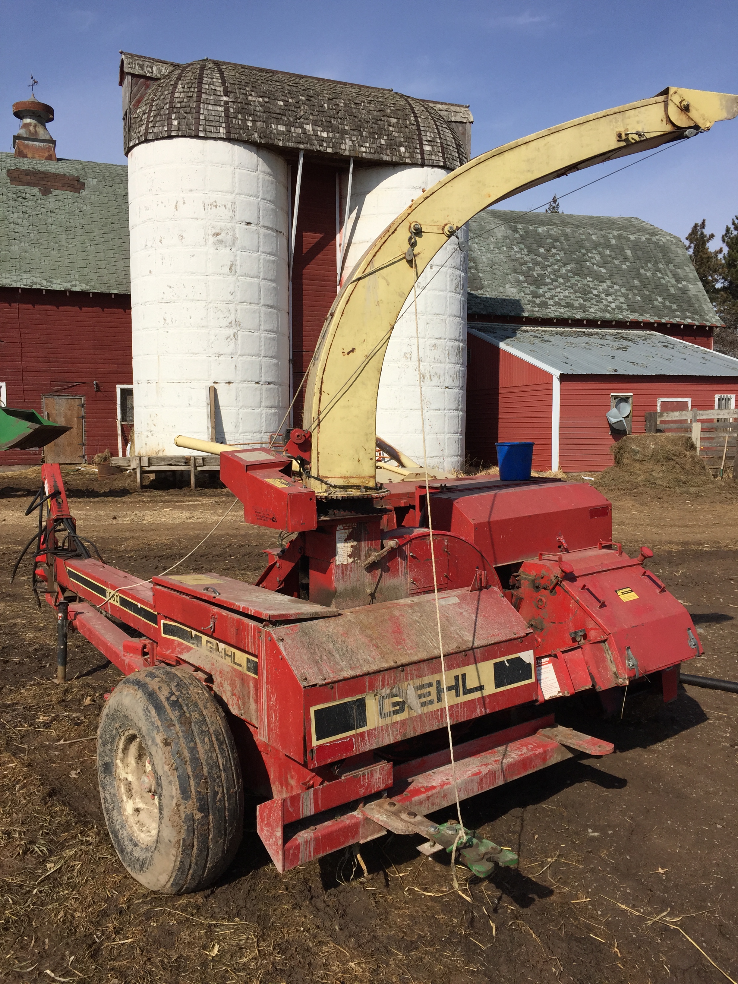 Gehl 1060 2 row chopper with hay head