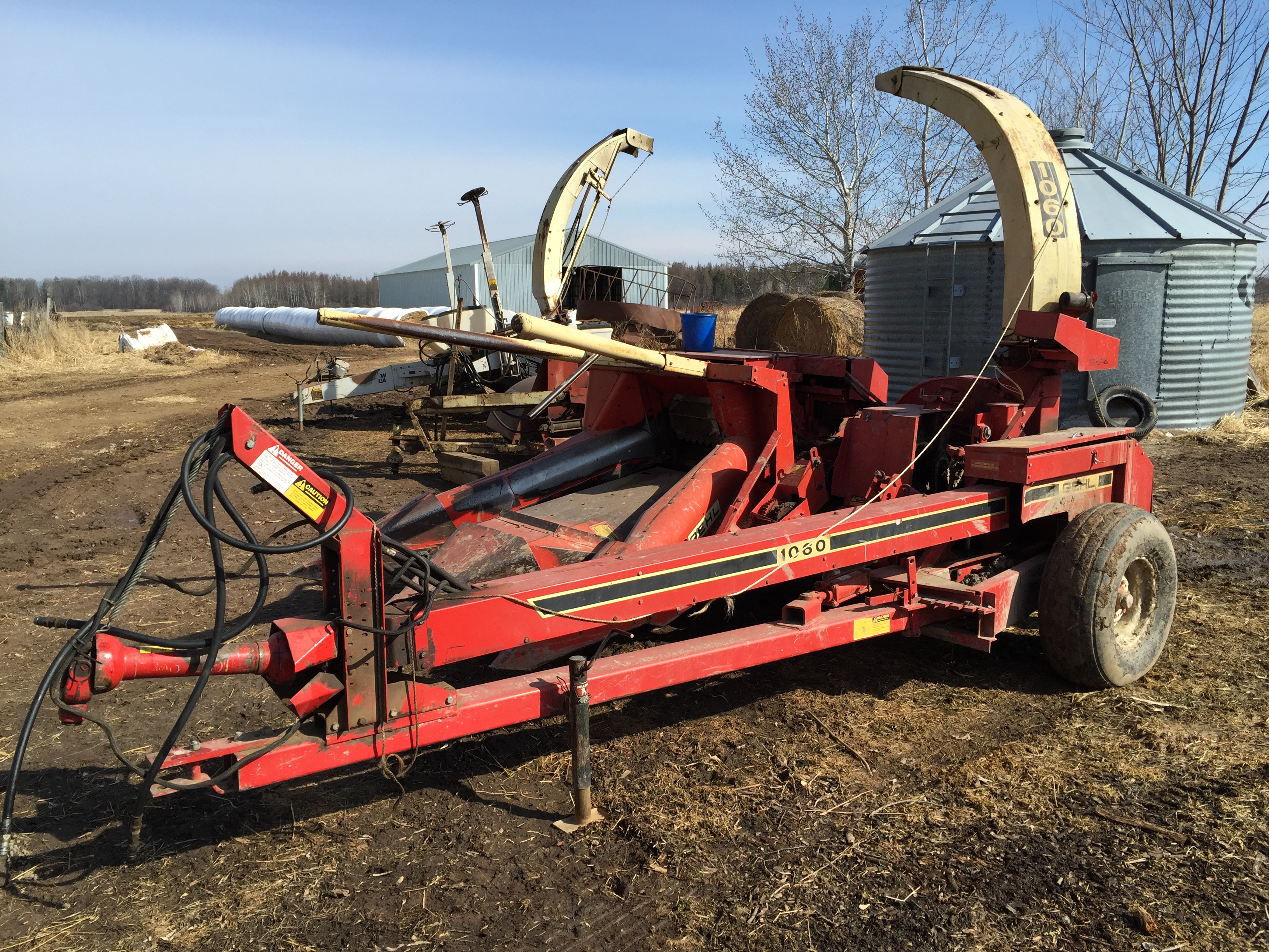 Gehl 1060 2 row chopper with hay head