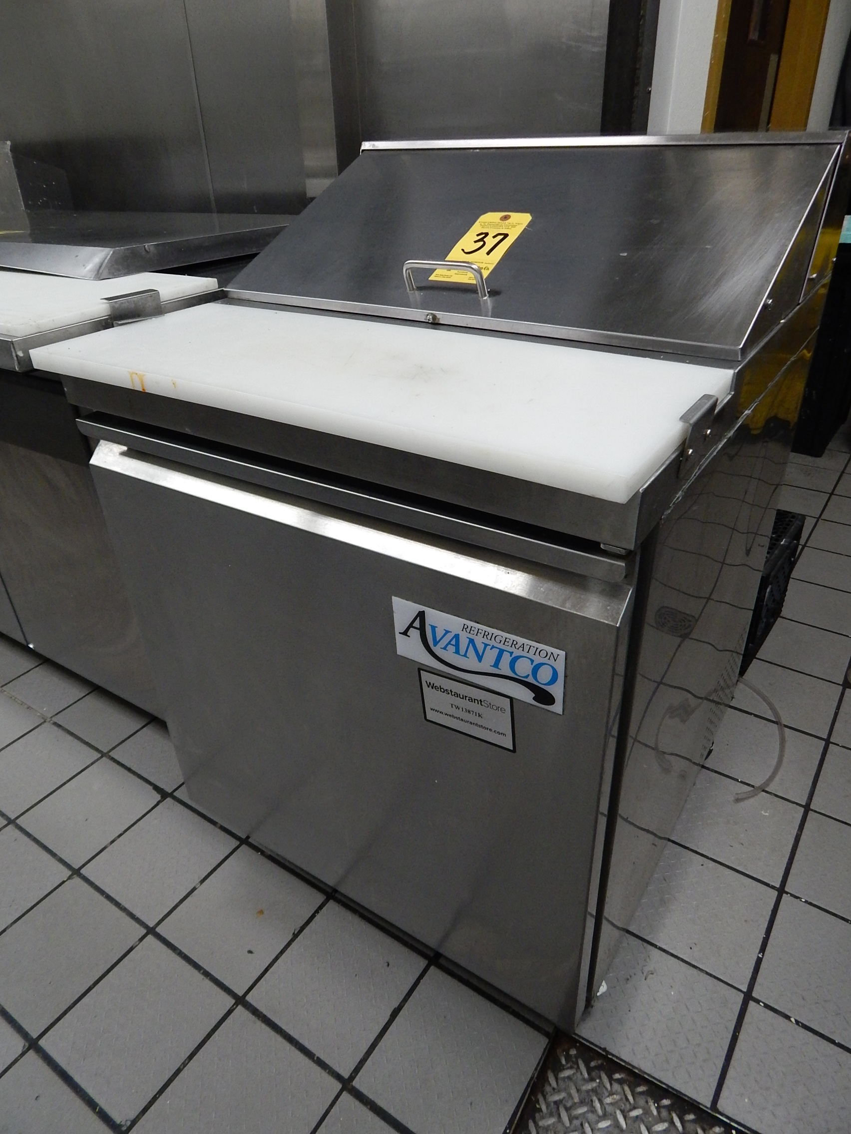 AVANTCO Model 178SCL1 Sandwich Prep Refrigerator, SN 6436-4204-1507-0137
