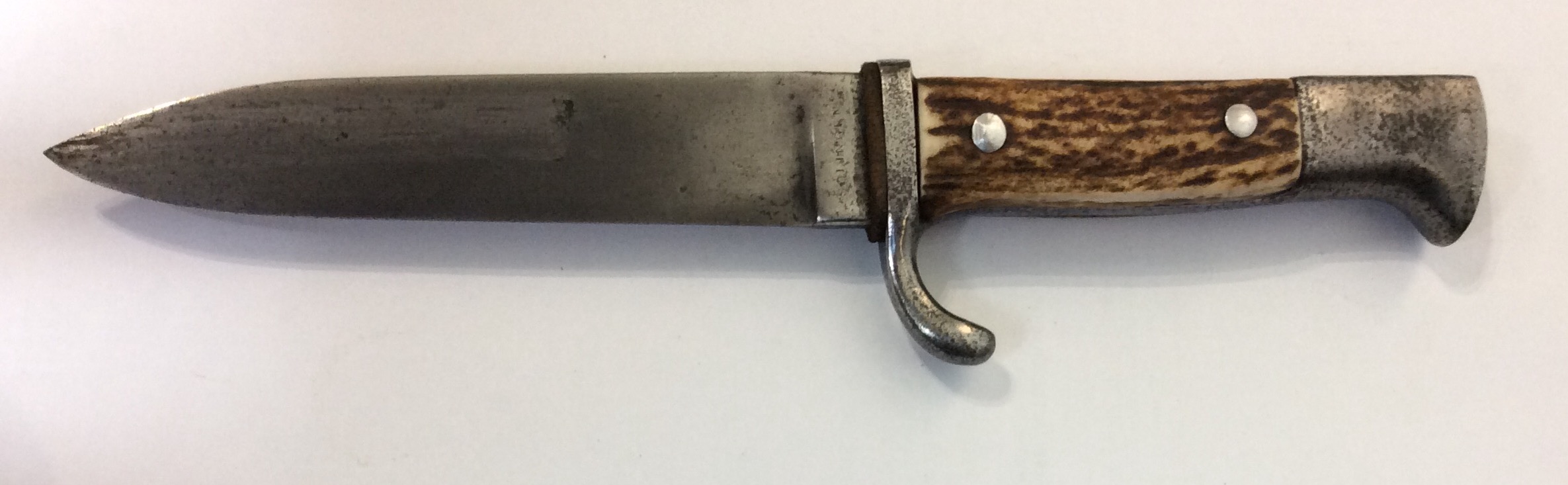 AN EARLY 20TH CENTURY GERMAN HITLER YOUTH KNIFE Stag horn grip with ...