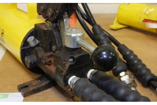 Enerpac P84 manual hydraulic pump - 10,000PSI / 700bar