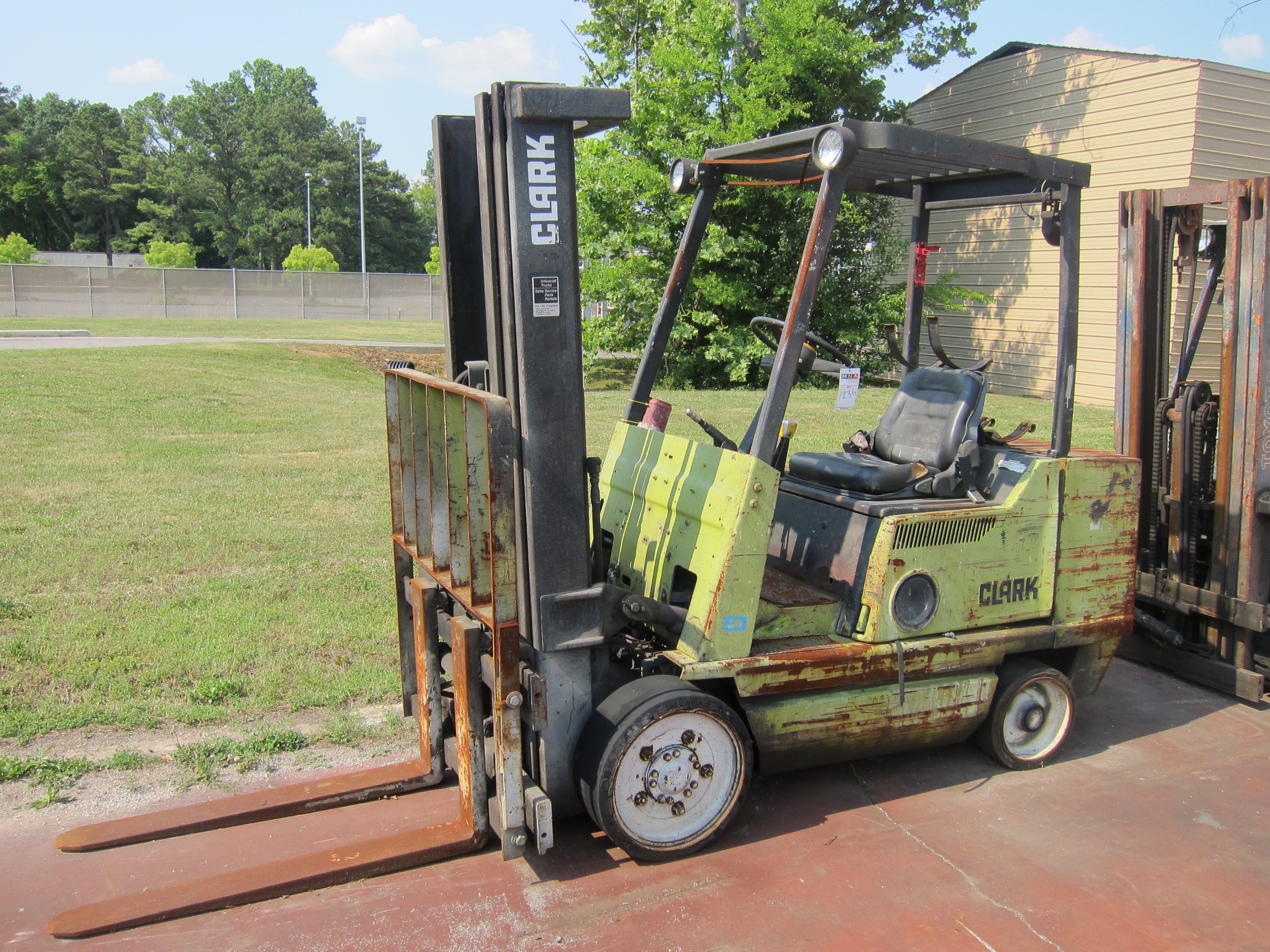 CLARK FORK LIFT MODEL GCX30 S/N GX230-0349-9085 MAX CAP 4850 LBS
