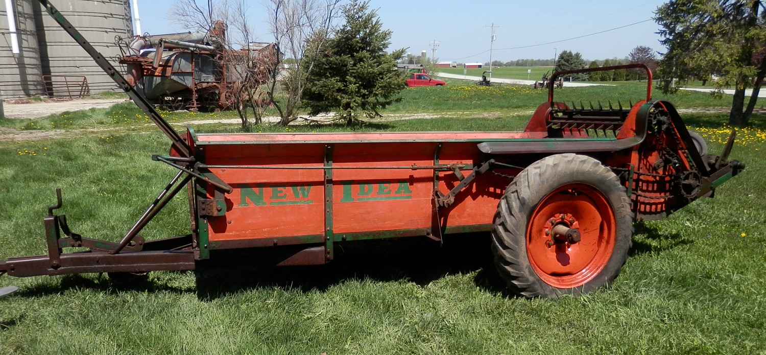 NEW IDEA No. 12A ground driven manure spreader, dresser beater, 7.5-24 traction tires, good combs
