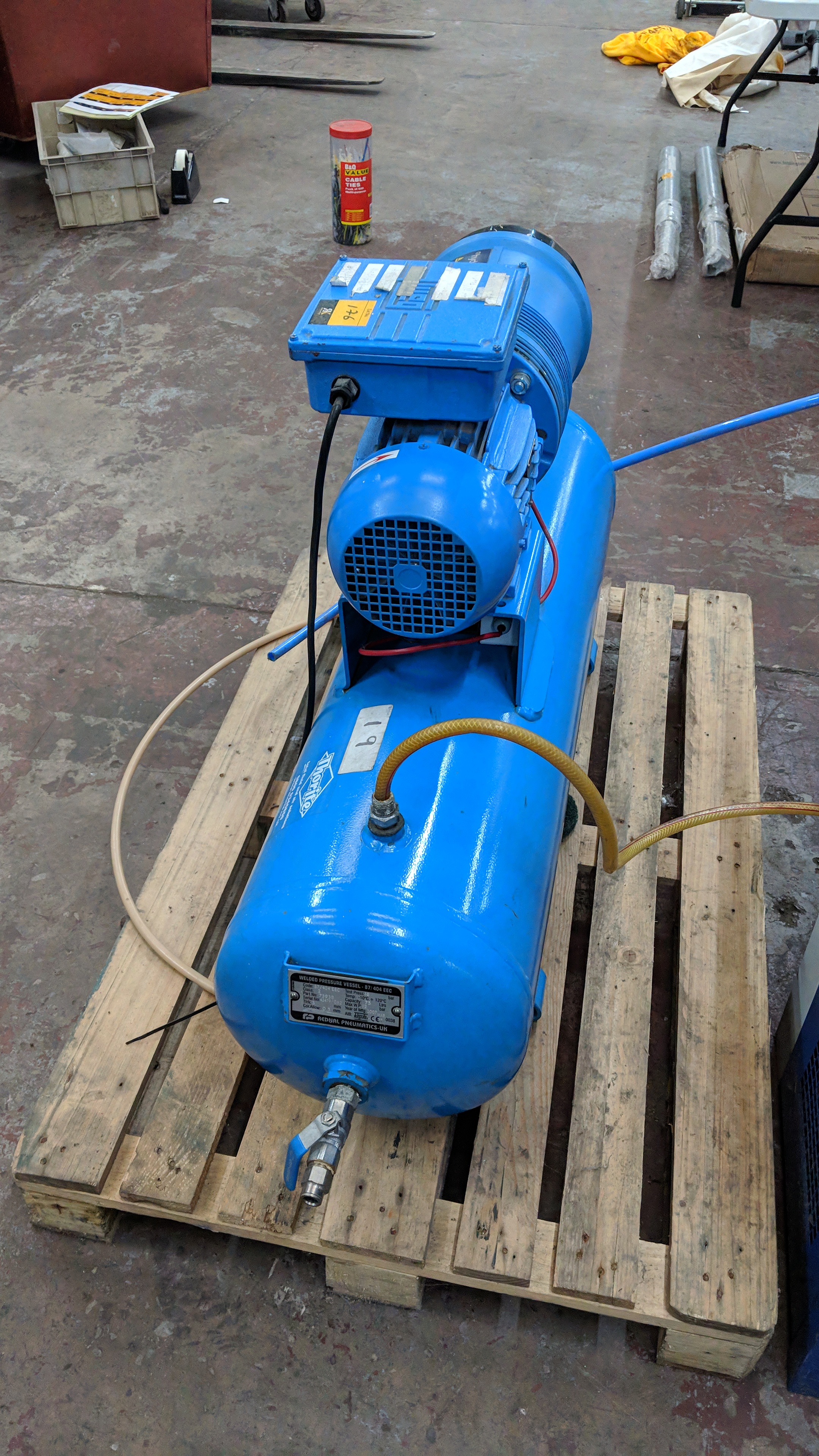 Hydrovane HV01 model 501PURS10-2415D300 all-in-one compressor system ...