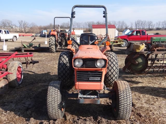 Kubota L235 Tractor 4000 hrs, 4WD