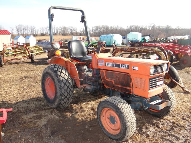 Kubota L235 Tractor 4000 hrs, 4WD