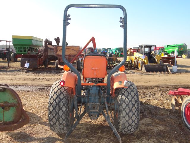Kubota L235 Tractor 4000 hrs, 4WD