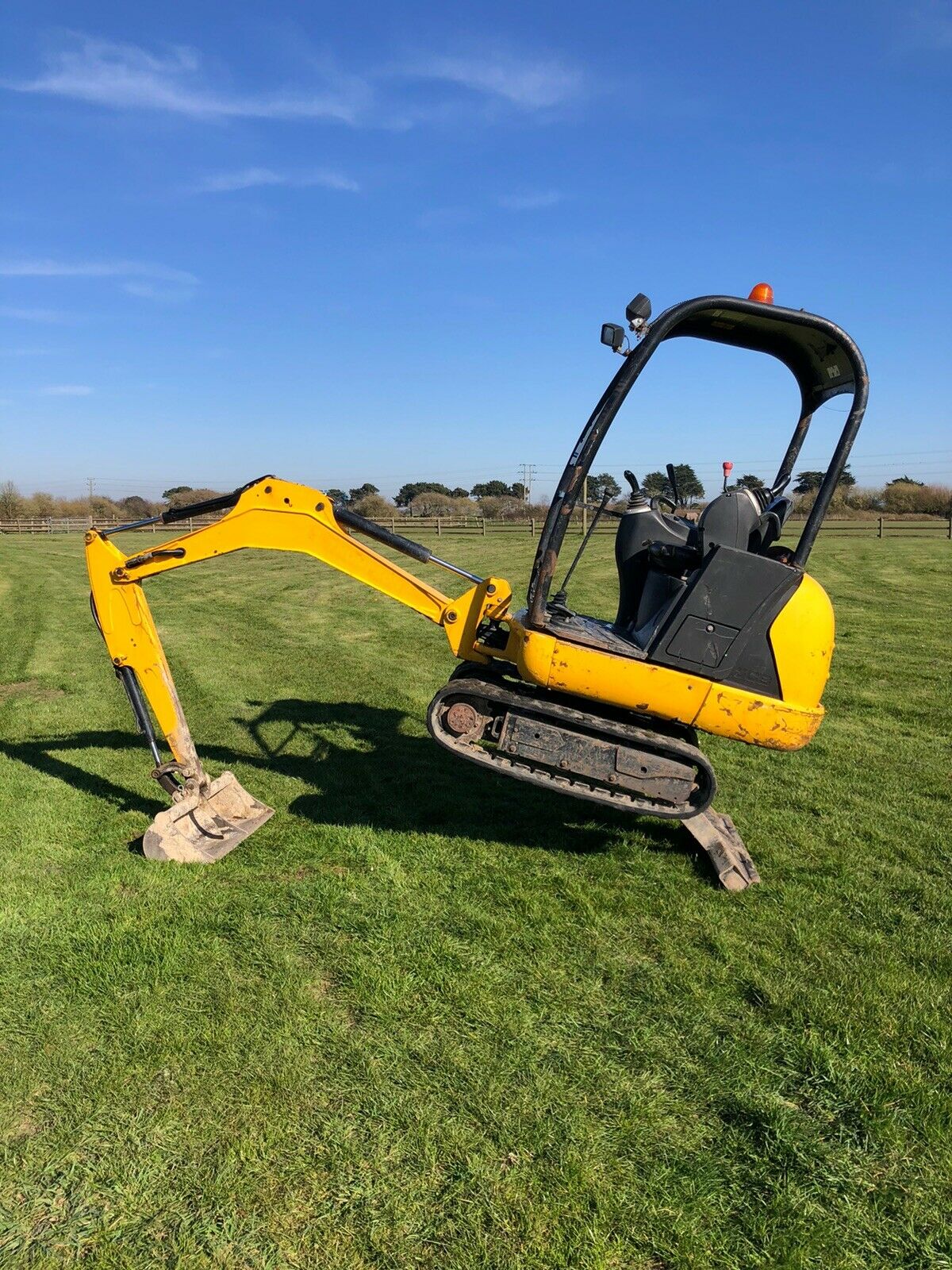 JCB 801 Mini Digger 1.5 Tonne 2013 3200 hours Piped for breaker All in ...