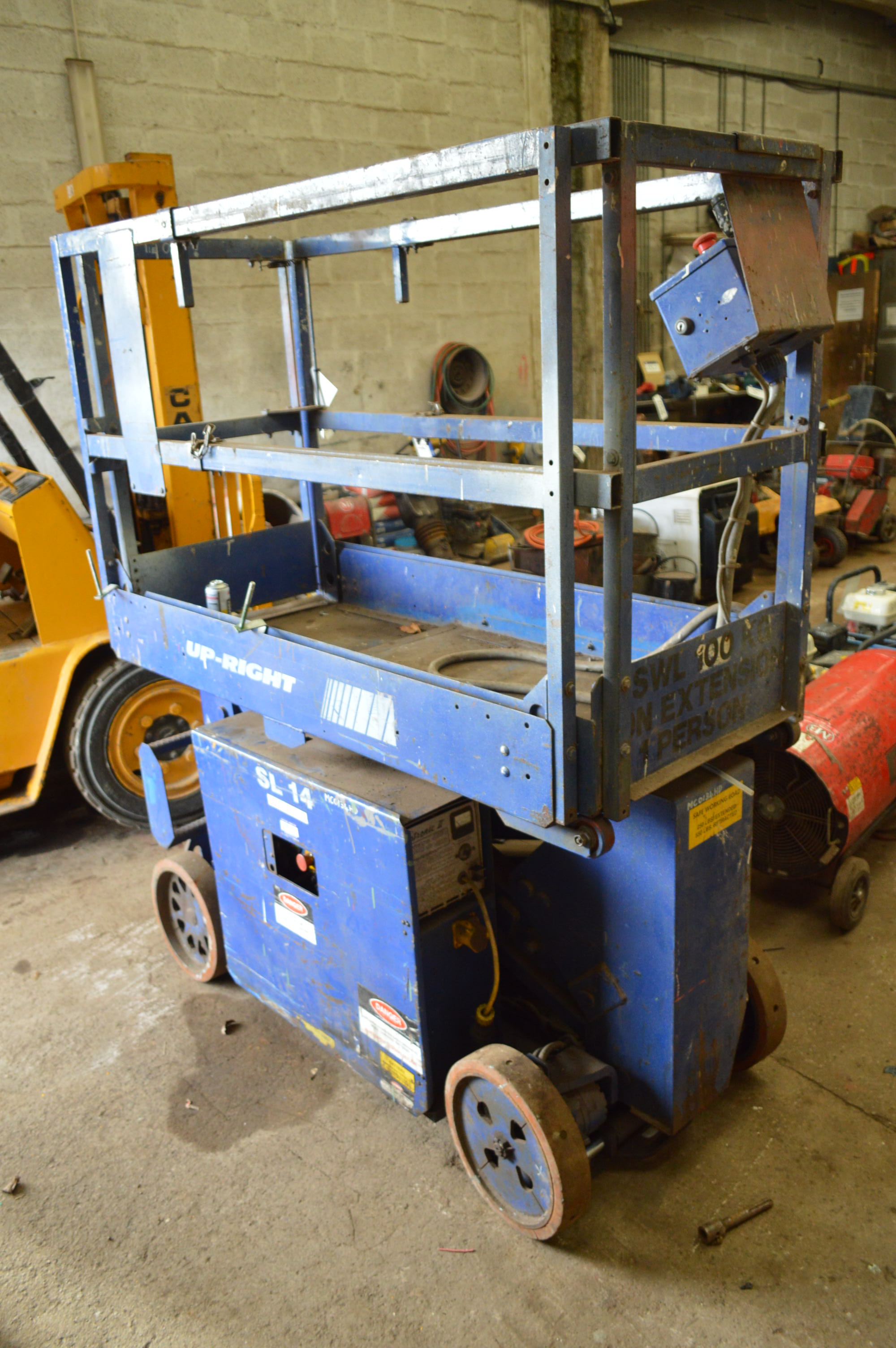 Up-Right SL14 Scissor Lift, 100kg SWL on extension – one person, 250kg ...