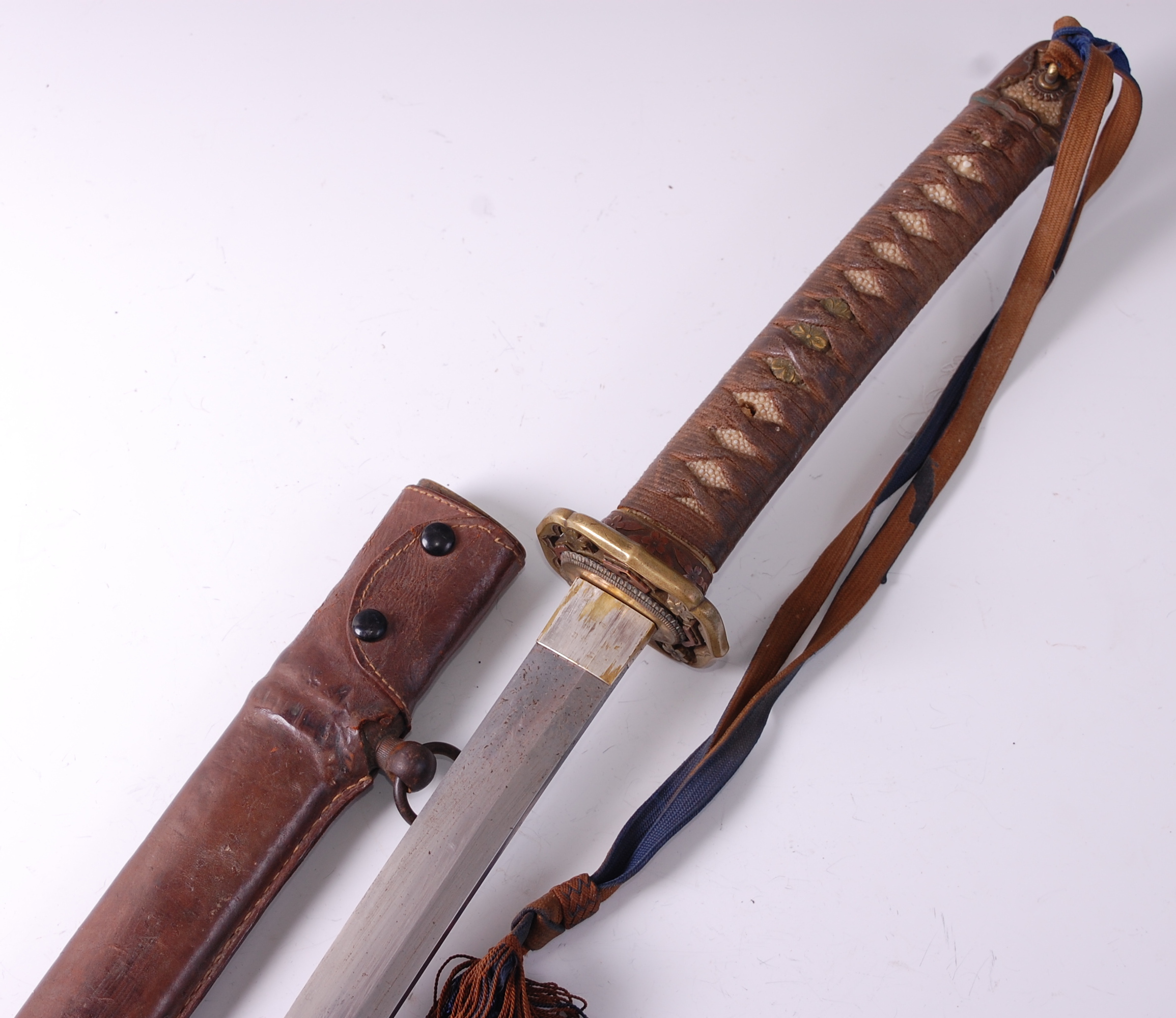 A WWII Japanese Shin Gunto Katana, having a 72cm curved steel blade ...