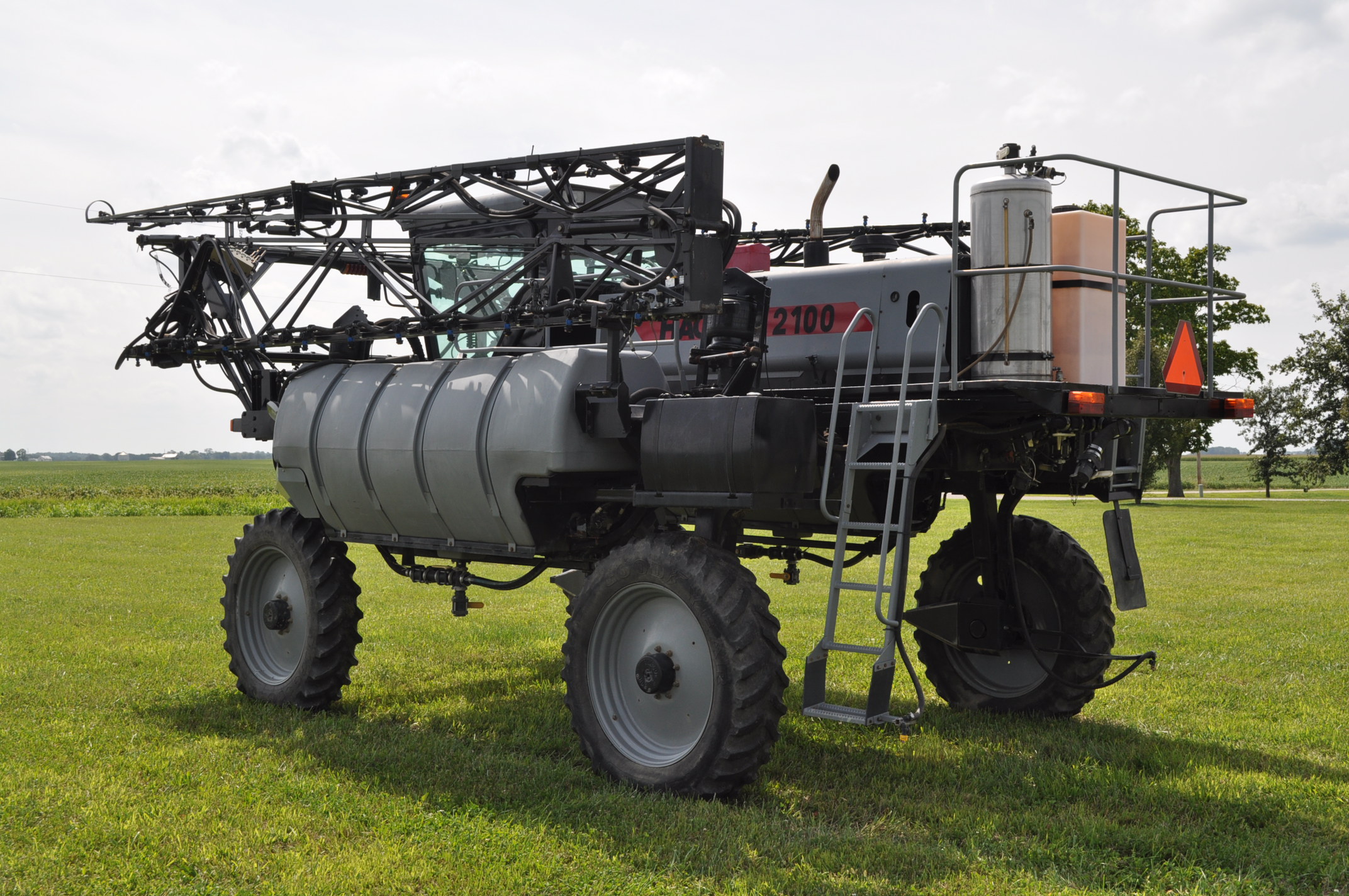 Hagie 2100 sprayer, (2) 500 gal poly tanks, front 90' boom, 20" spacing ...