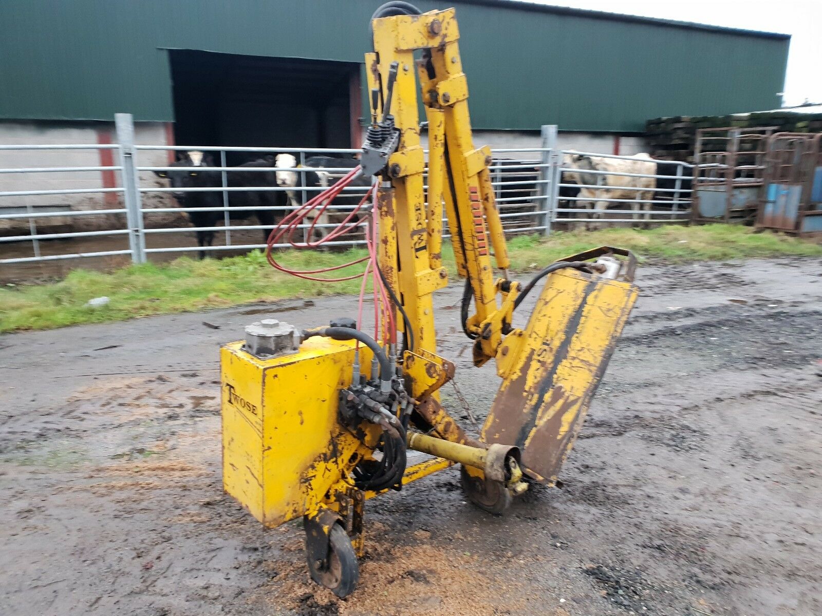 Twose Hedge Cutter, Self contained oil tank and pump, fits standard 3 ...