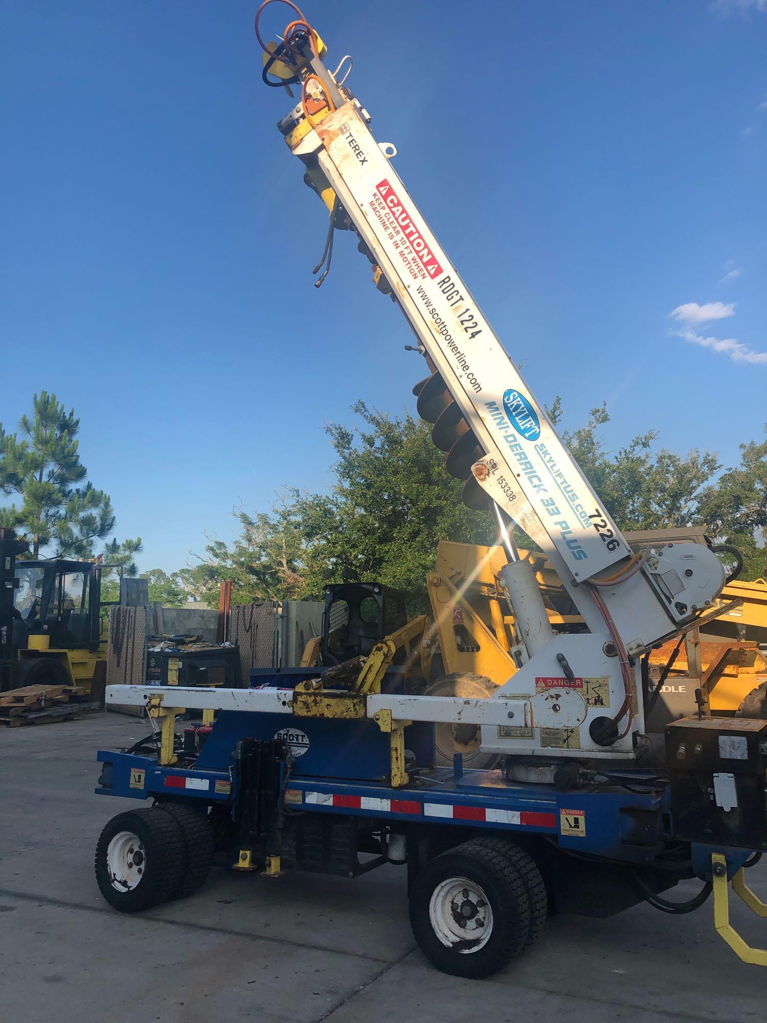 SKYLIFT MINI CRANE D33+ DERRICK DIGGER, DIESEL POWERED, RUNS & OPERATES