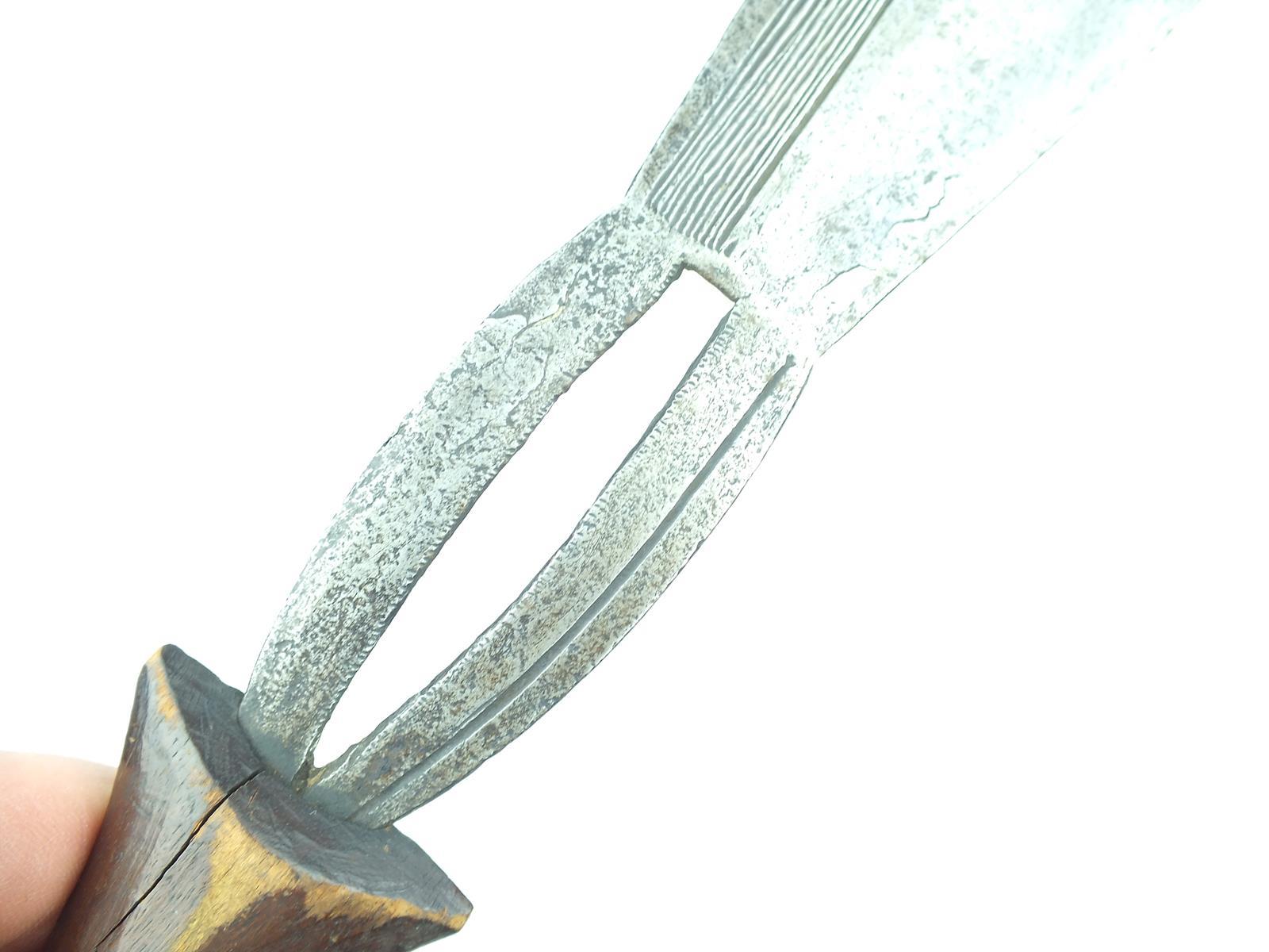 A good Boa/Zande Congo short sword, 57cm narrow leaf-shaped blade with ...