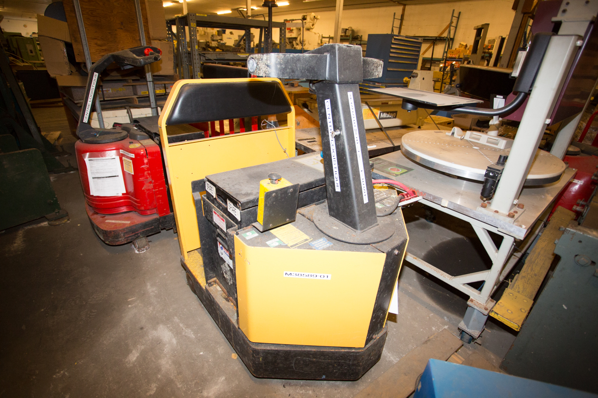 CROWN 200TR ELECTRIC TUGGER TOW TRACTOR, 700 LBS CAP. (LOCATED IN ...