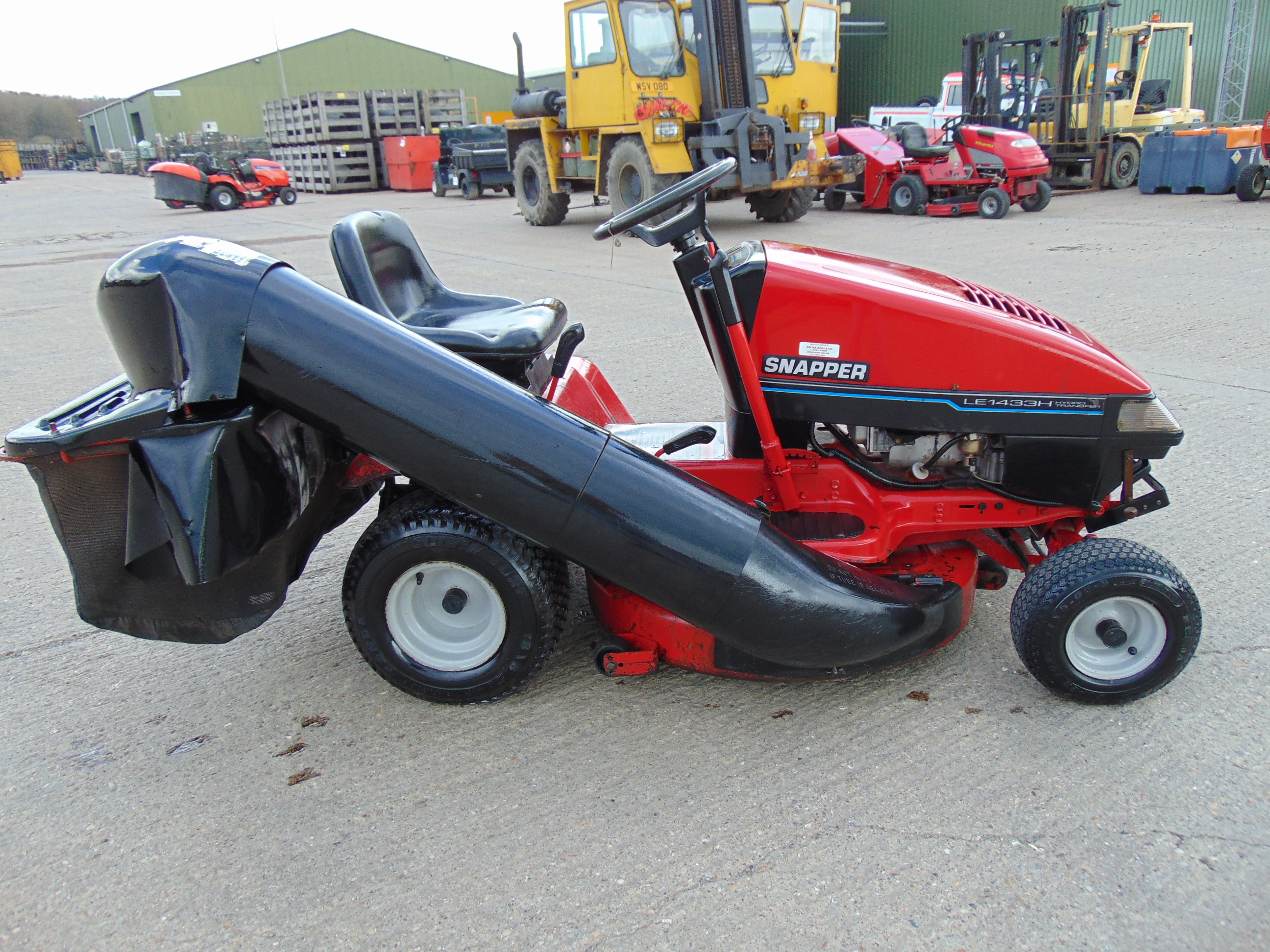 You are bidding on a Snapper LE1433H Ride On Mower. This Snapper ...