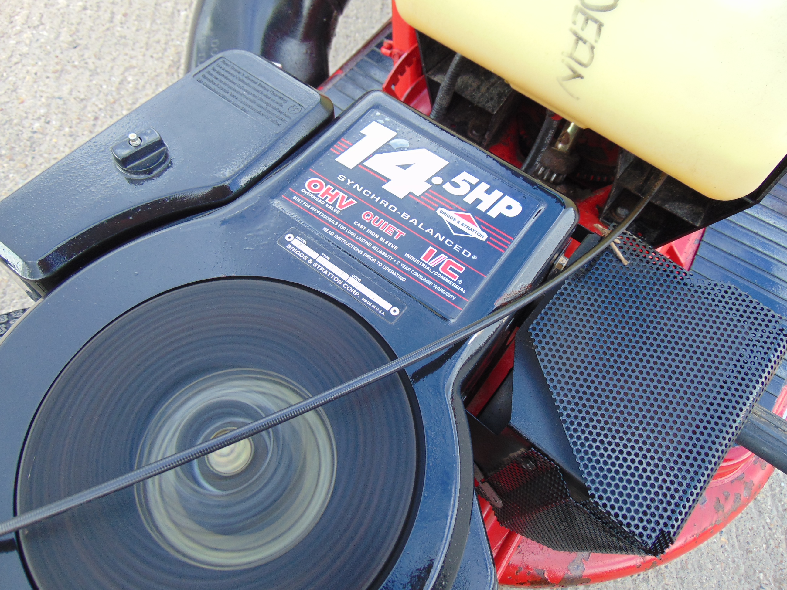 You are bidding on a Snapper LE1433H Ride On Mower. This Snapper ...