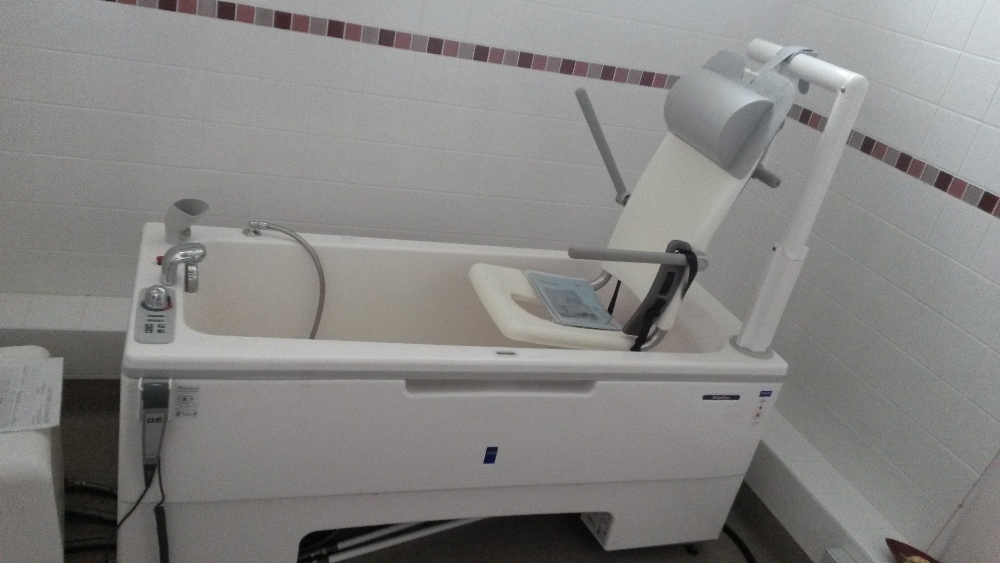 Arjo Sovereign Fully Assisted Bath with built in bath movement chair ...