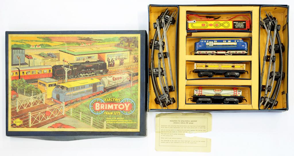 A WELLS-BRIMTOY BATTERY OPERATED TINPLATE HO GAUGE TRAIN SET ...