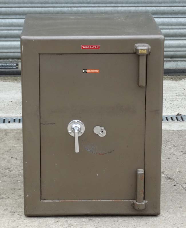 'Gibraltar ' Safe : a key opening Cox ' Gibraltar ' safe and keys ...