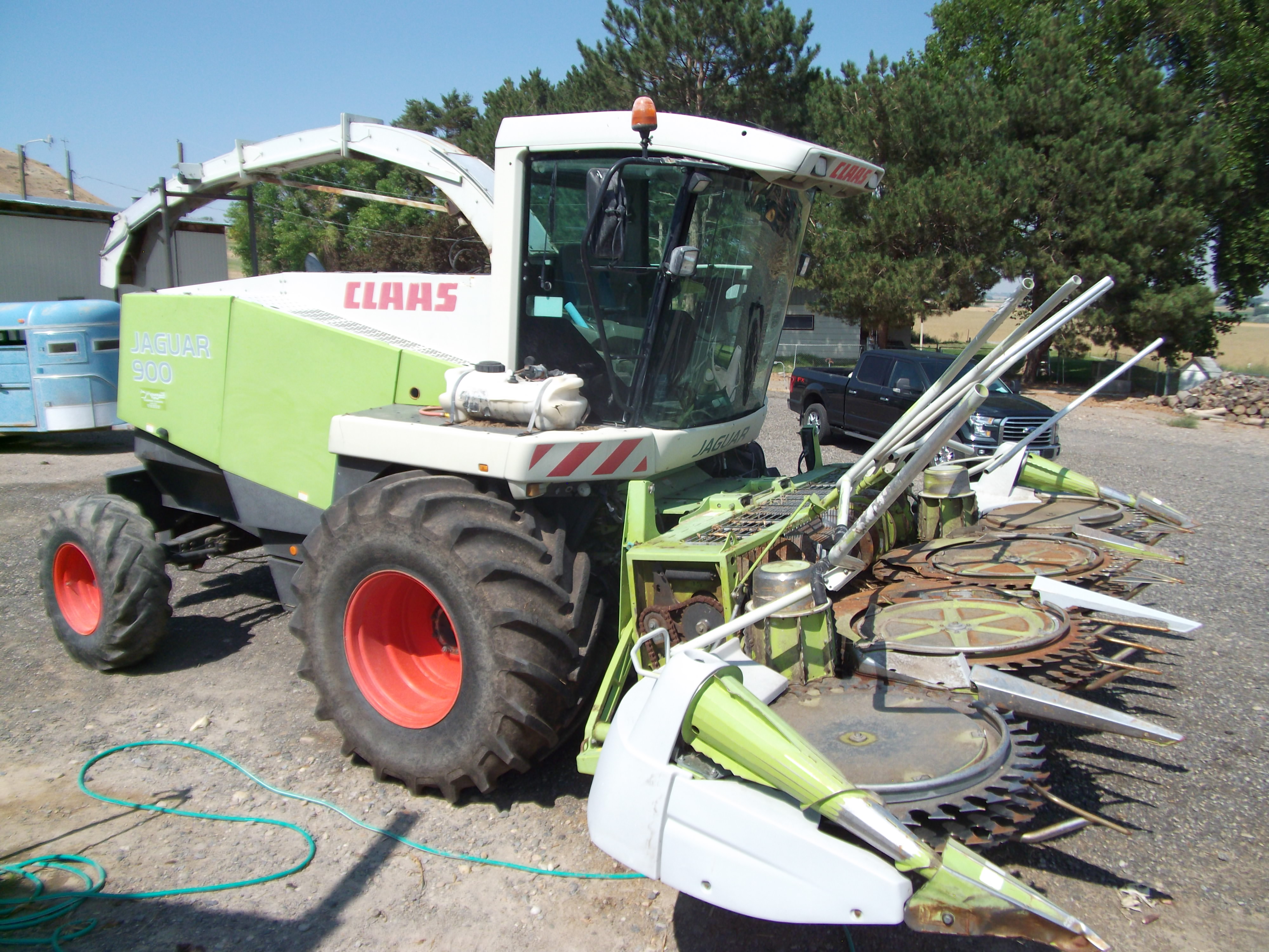 1- Claas Jaguar 900 chopper w/RU 600 extra corn head & PU 380 hay head ...