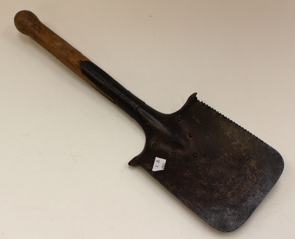 WW1 German Entrenching tool. Edge to one side of blade has saw teeth ...