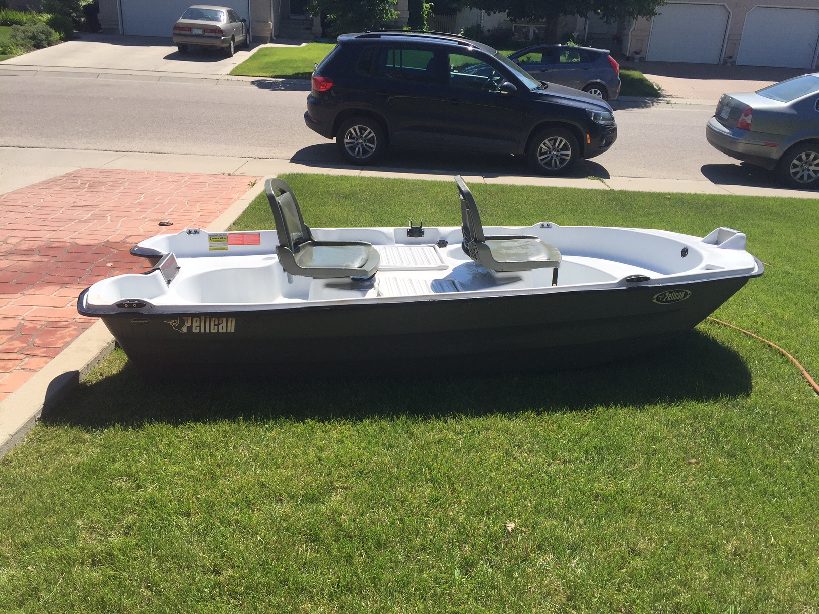 PELICAN PREDATOR DLX Two person boat with battery compartment, live ...