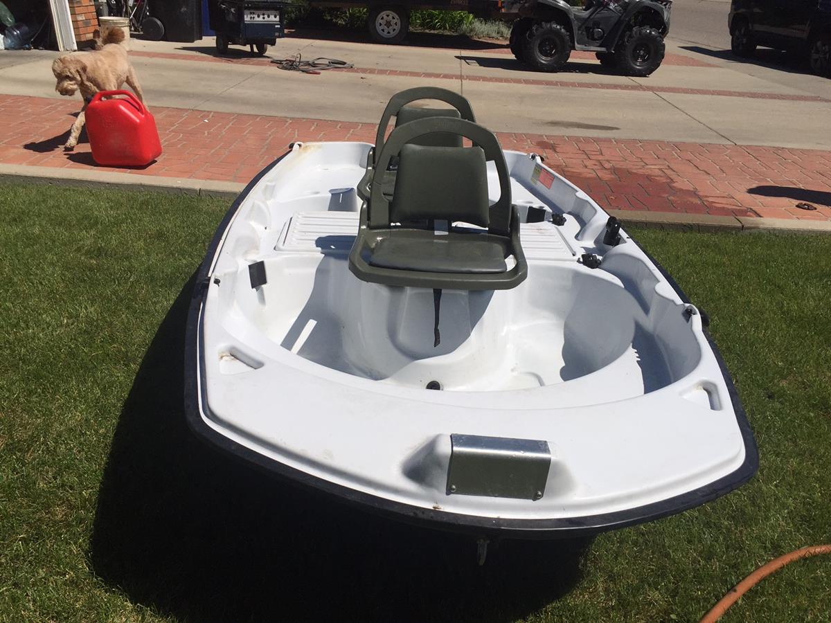 PELICAN PREDATOR DLX Two person boat with battery compartment, live ...